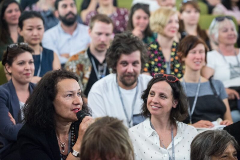 „Nezůstávejte jen tady doma, v prostředí, které už důvěrně znáte,“ radí ...